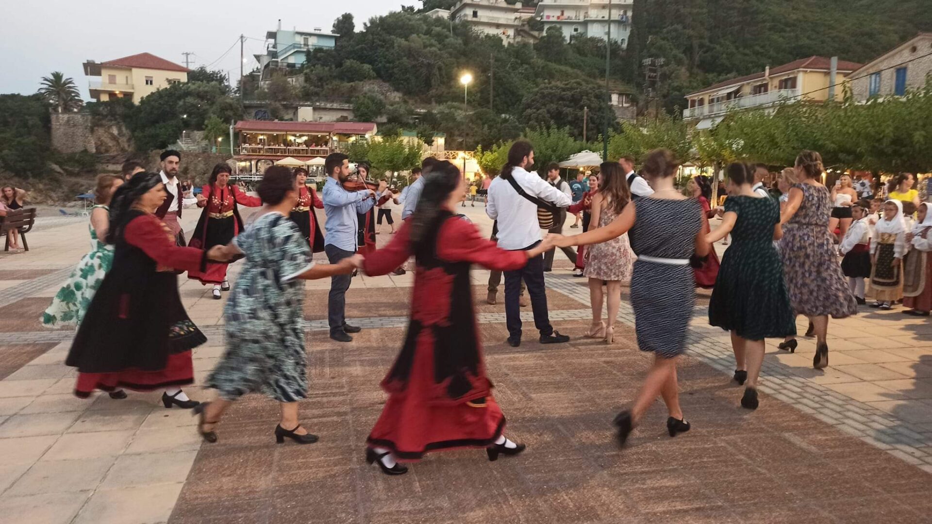 Μαγευτική μουσικοχορευτική παράσταση από τον σύλλογο "Το Αράκλι" στον ...