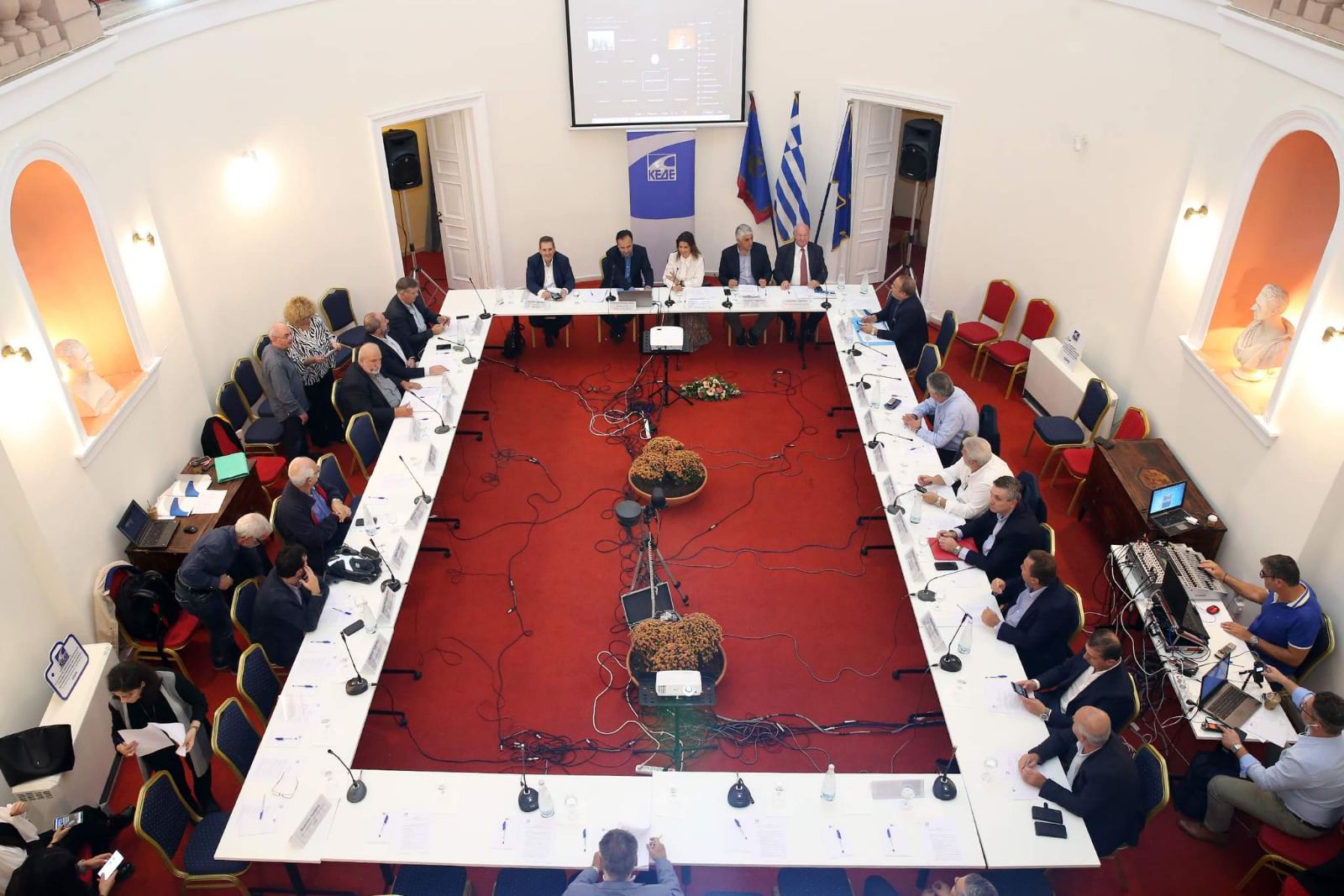 Ο Αλέξανδρος Παρίσης, Πρόεδρος ΠΕΔ-ΙΝ, στη συνεδρίαση Δ.Σ. ΚΕΔΕ στην ...