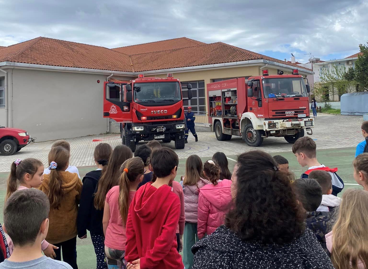 Ήχησαν οι σειρήνες στο 2ο Δημοτικό Σχολείο Ληξουρίου με το Πυροσβεστικό ...