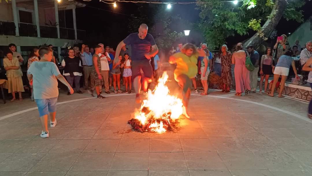 Με λαμπρότητα, μεγάλο κέφι & φωτιές γιορτάστηκε ο Αϊ Γιάννης ο ...