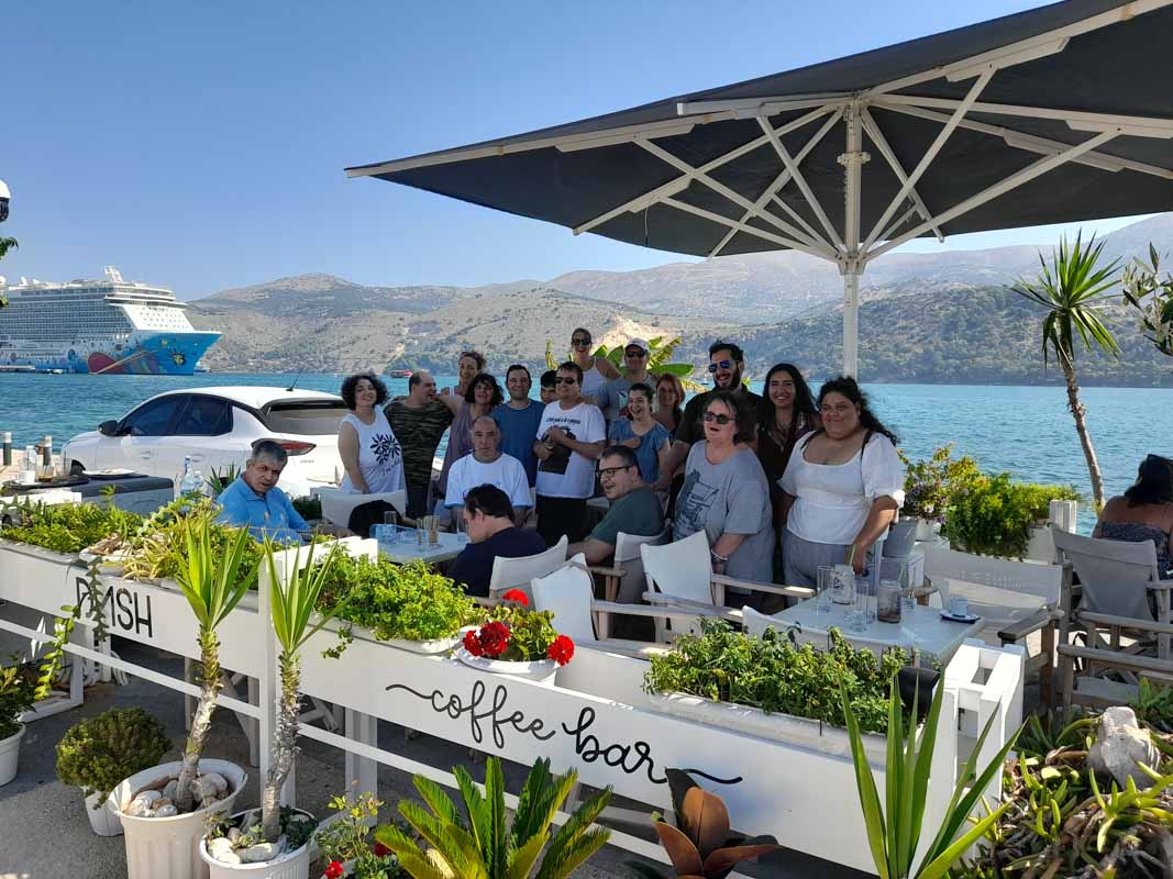Cafe Bar προσέφερε κέρασμα στους ωφελούμενους της Ένωσης "ΥΠΕΡΙΩΝ" στο ...