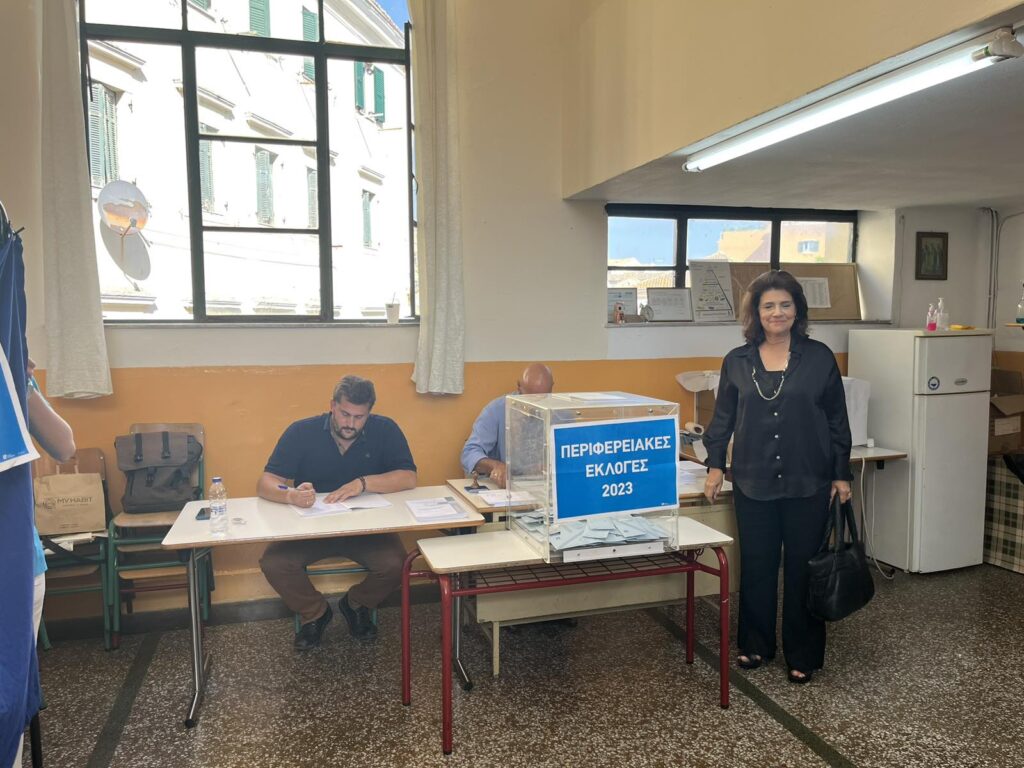 Ψήφισε μόλις η Περιφερειάρχης Ιονίων Νήσων Ρόδη Κράτσα (εικόνες ...