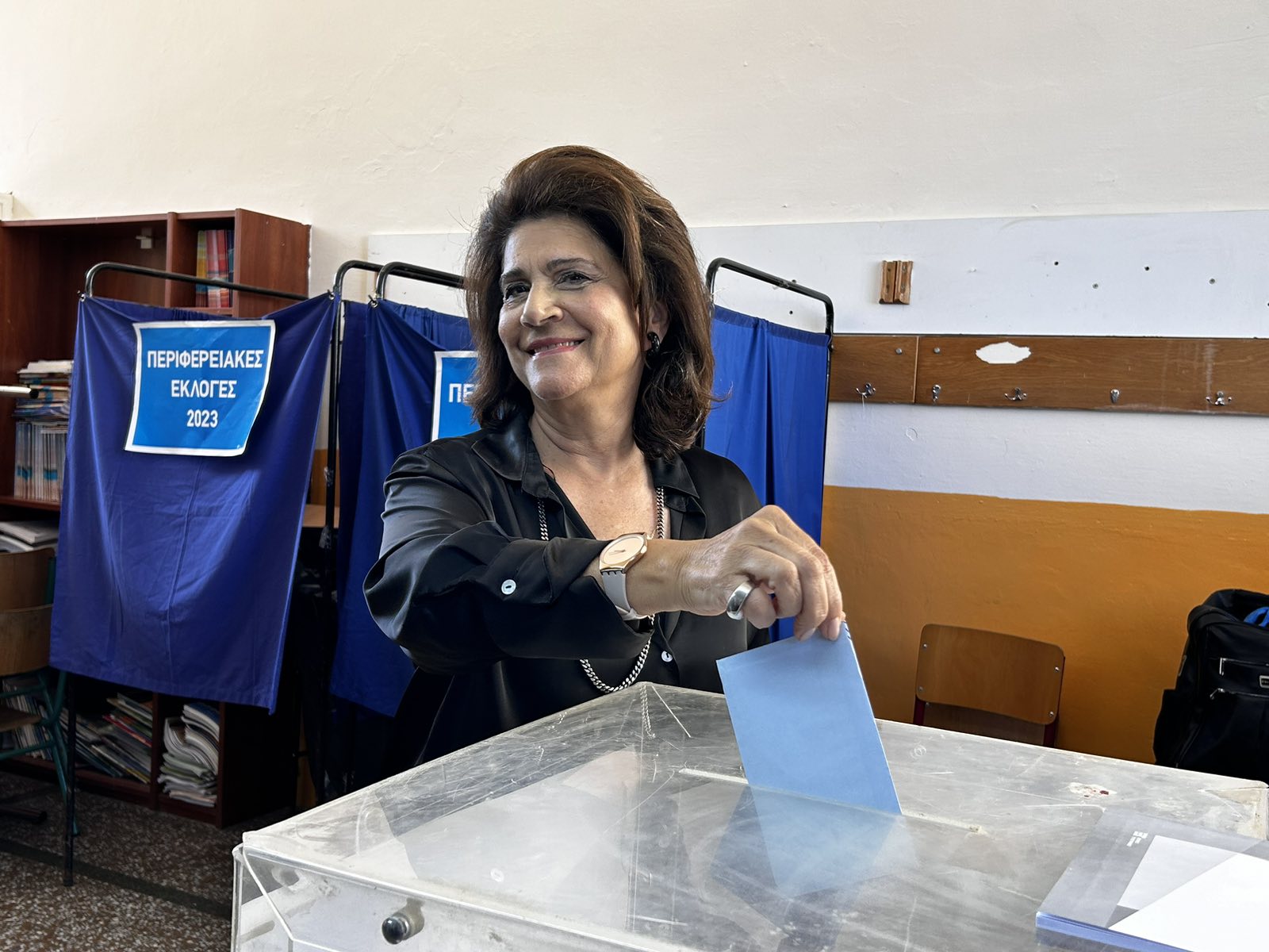 Ψήφισε μόλις η Περιφερειάρχης Ιονίων Νήσων Ρόδη Κράτσα (εικόνες ...