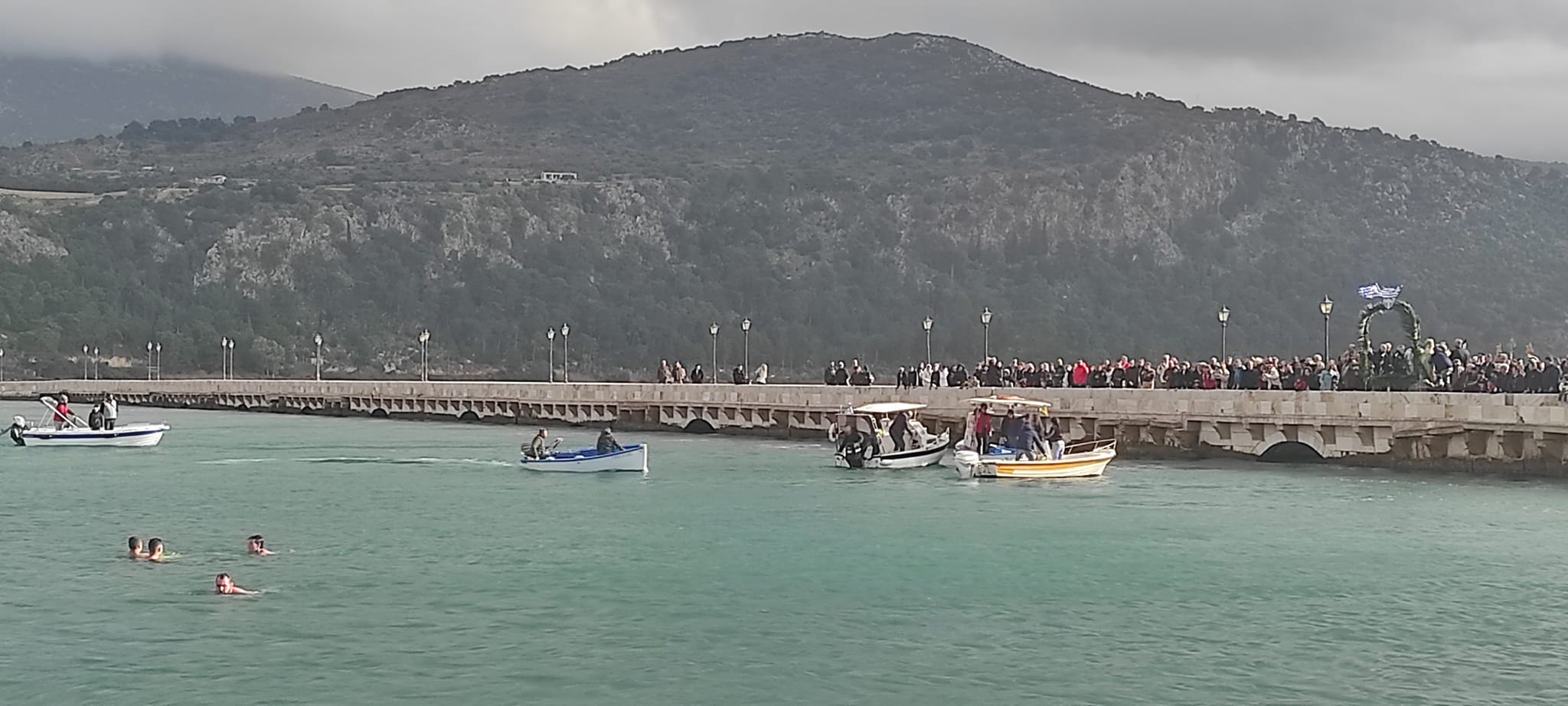 Με υπέροχο καιρό στη Γέφυρα Δεβοσέτου ο Αγιασμός των Υδάτων στο ...