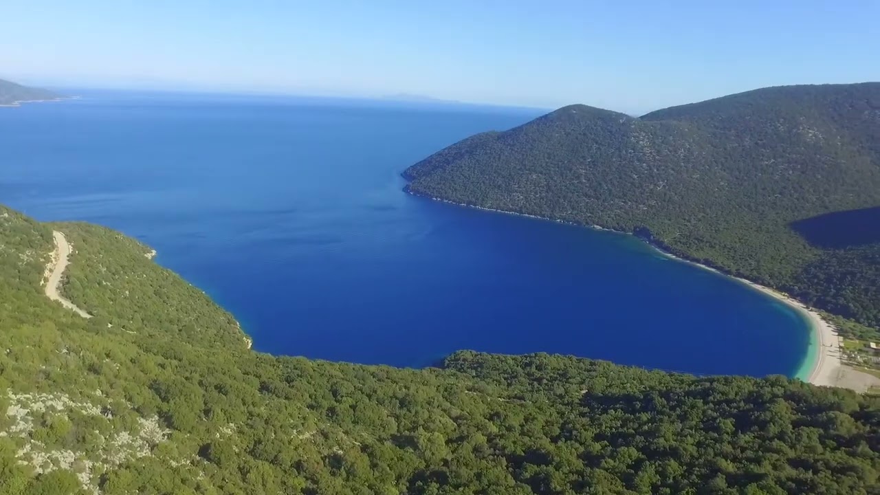 Η καταπράσινη Μονή Αγριλίων με φόντο τη σμαραγδένια Αντίσαμο Κεφαλονιάς ...