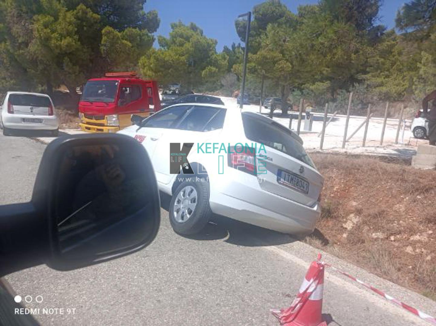 Ατύχημα: Αυτοκίνητο τουρίστα έπεσε και κόλλησε σε ένα χαντάκι μετά την ...