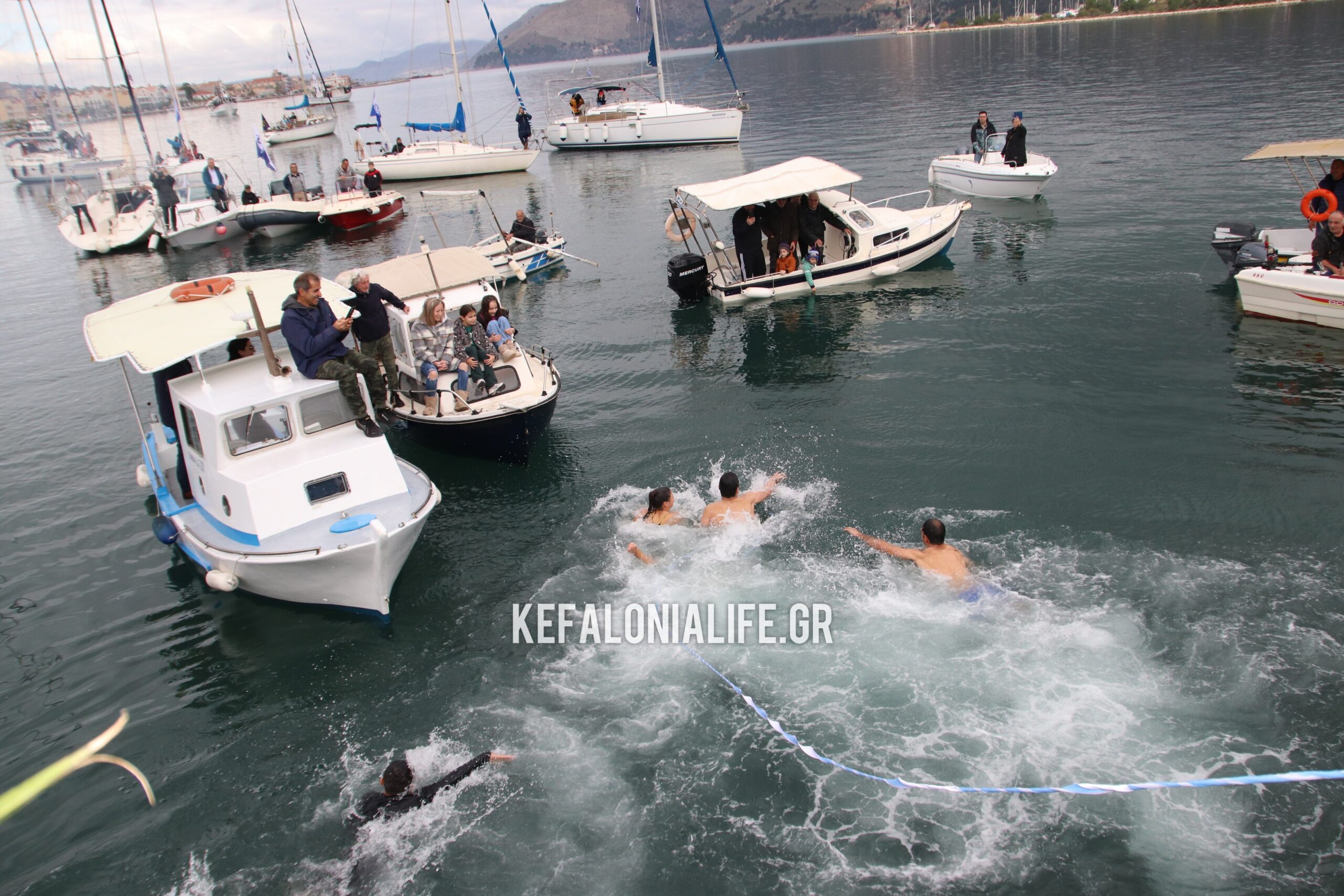 Με κατάνυξη & πλήθος κόσμου ο Αγιασμός των Υδάτων στη Γέφυρα Δεβοσέτου ...