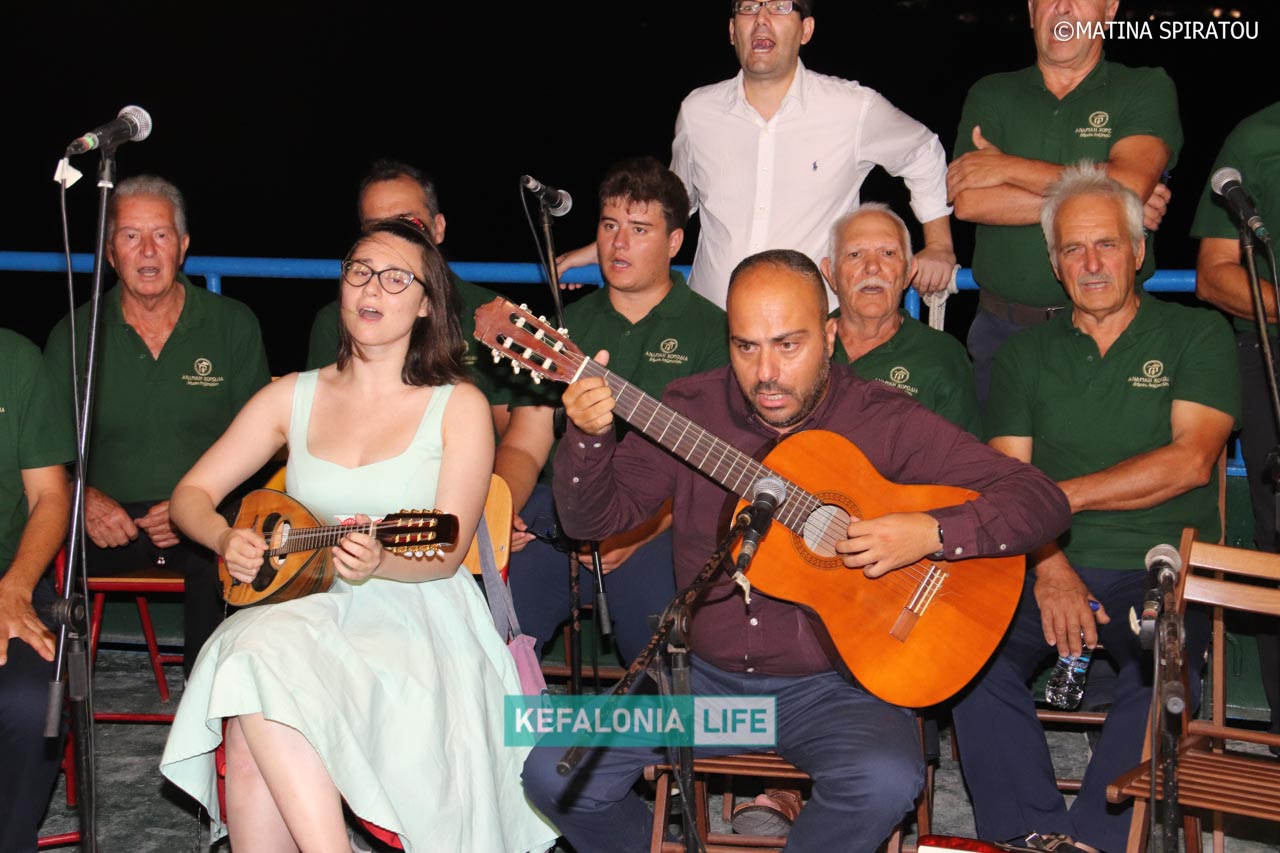 H Καλοκαιρινή Βραδινή Βαρκαρόλα στο Ληξούρι με φωτισμένα σκάφη ...
