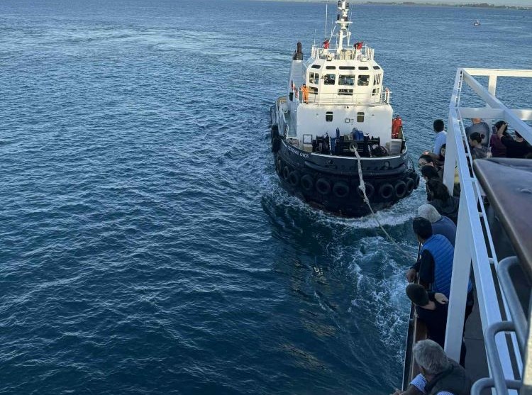Επιχείρηση ρυμούλκησης του ΚΕΦΑΛΟΝΙΑ στο λιμάνι της Κυλλήνης για την ...