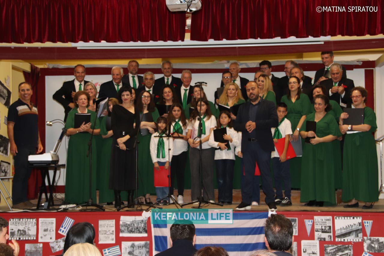 Οι Χορωδίες του Δήμου Ληξουρίου τραγούδησαν Μίκη Θεοδωράκη & συγκίνησαν ...