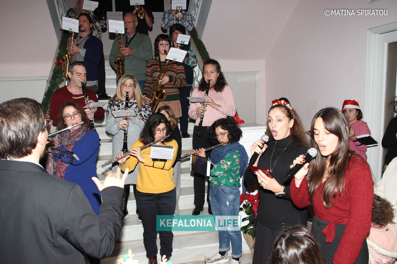 Με χριστουγεννιάτικη διάθεση ο στολισμός του δέντρου & η φωταγώγηση του ...