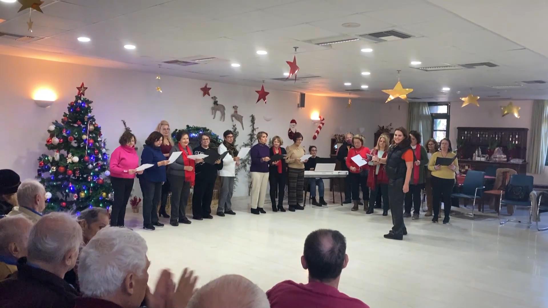 Παρά τις δυσκολίες του καιρού η Χορωδία & Μαντολινάτα Αργοστολίου ...