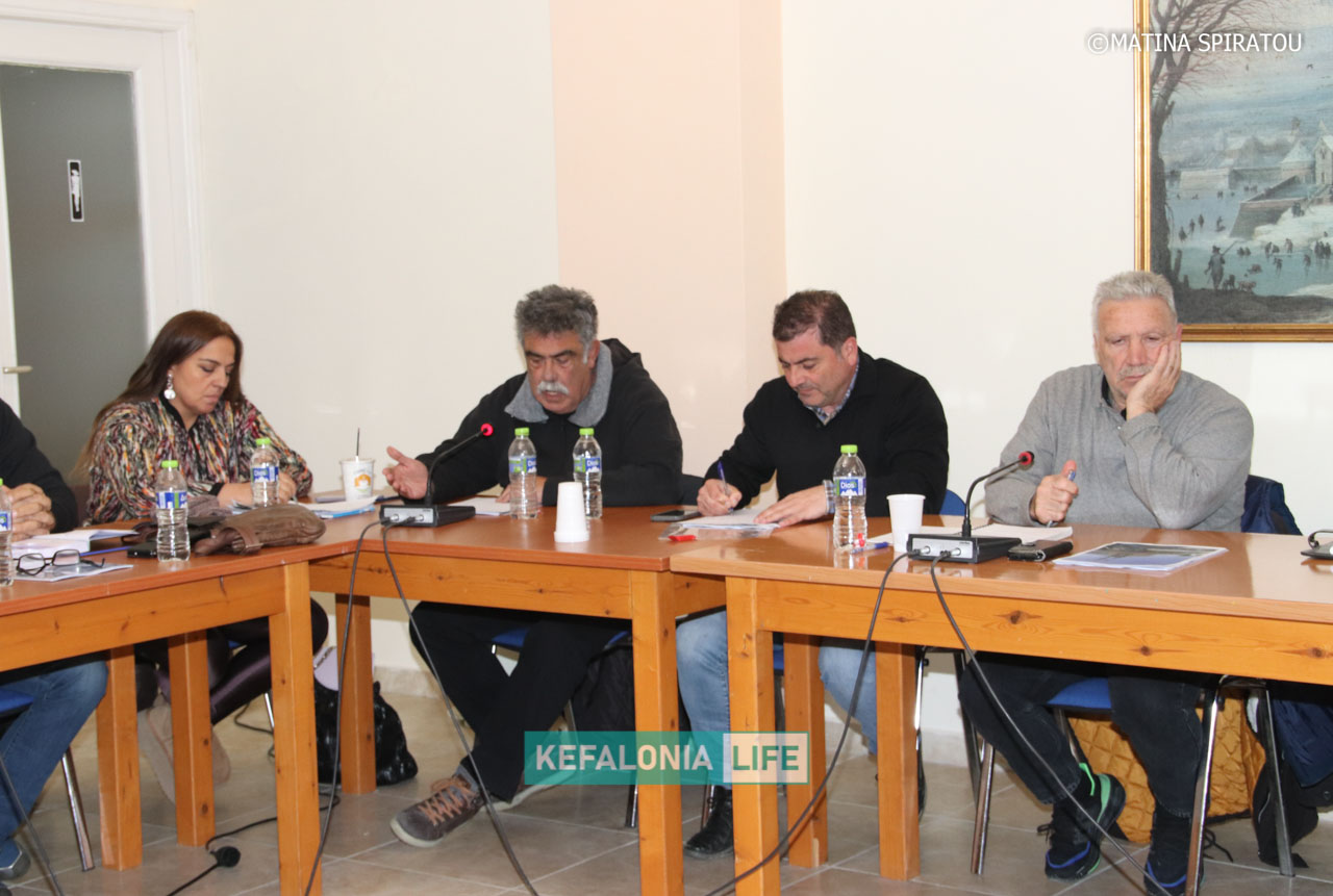 Λαϊκή Συσπείρωση: Και δεύτερος φανοστάτης κατέρρευσε σήμερα μπροστά στα ...